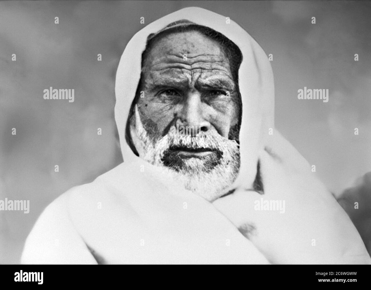 omar mokhtar picture and Anthony Quinn in Lion of the Desert film Stock Photo - Alamy