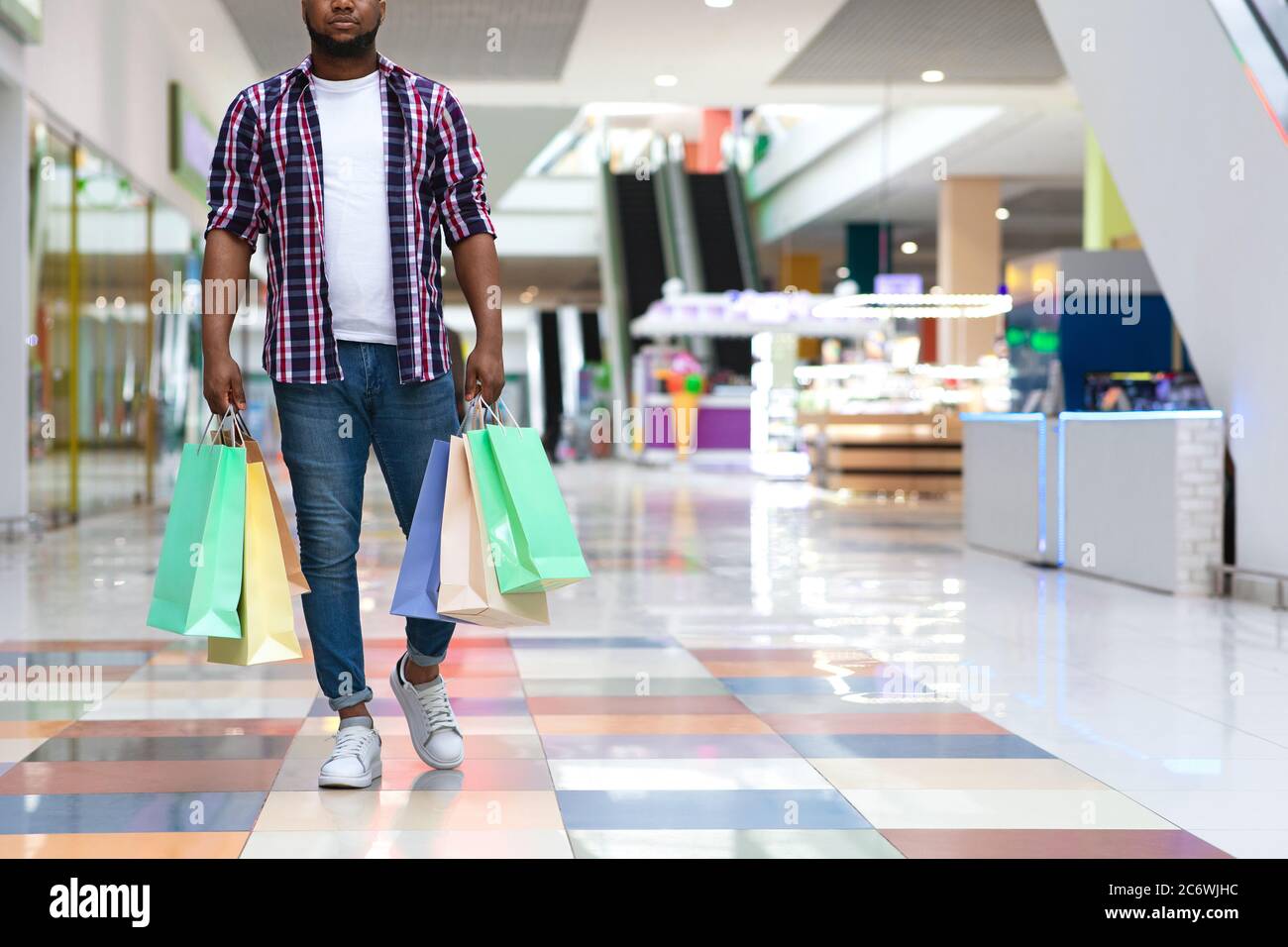 People carrying lots of shopping bags hi-res stock photography and ...