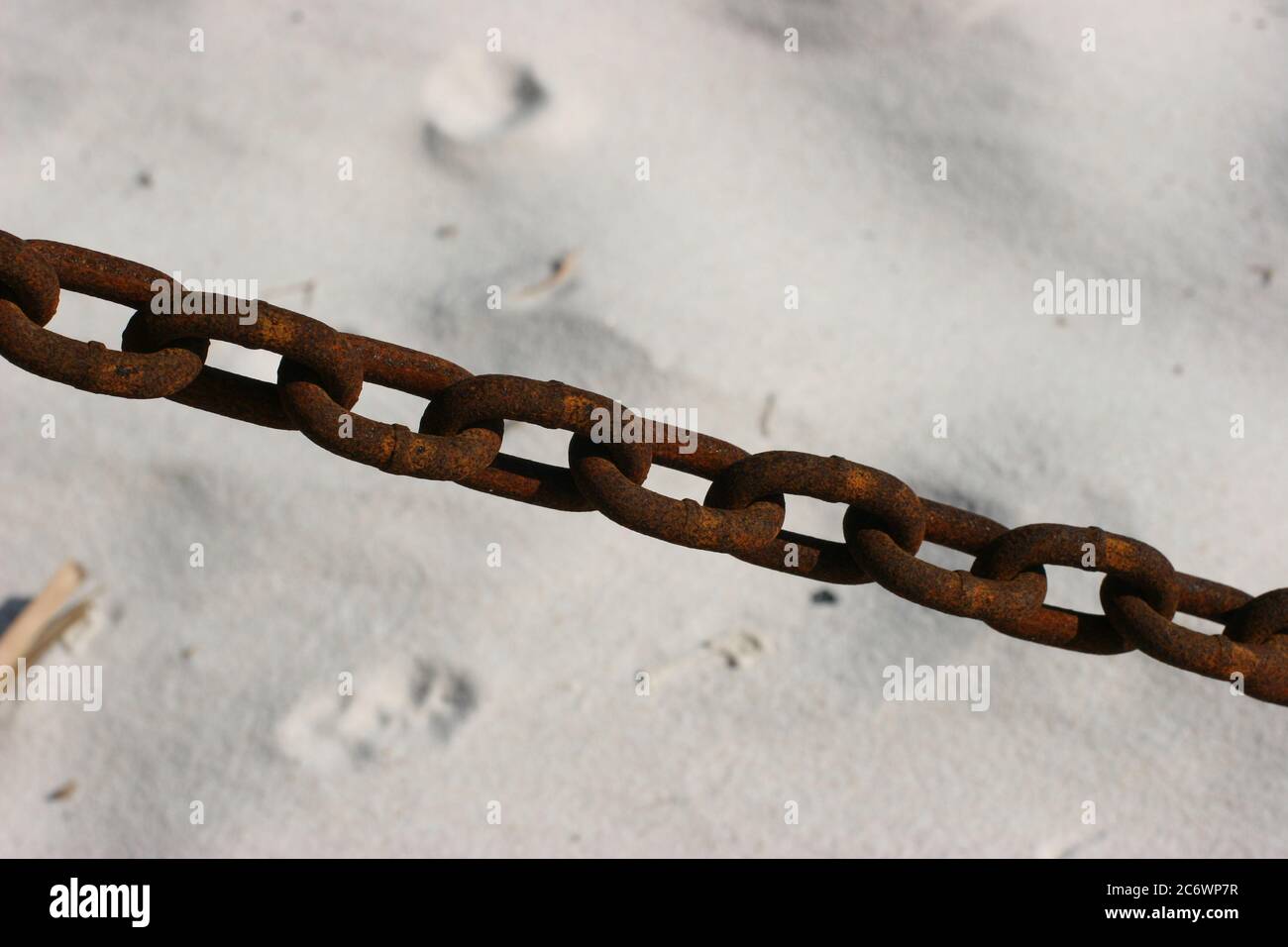 Deep rust on chain hi-res stock photography and images - Alamy