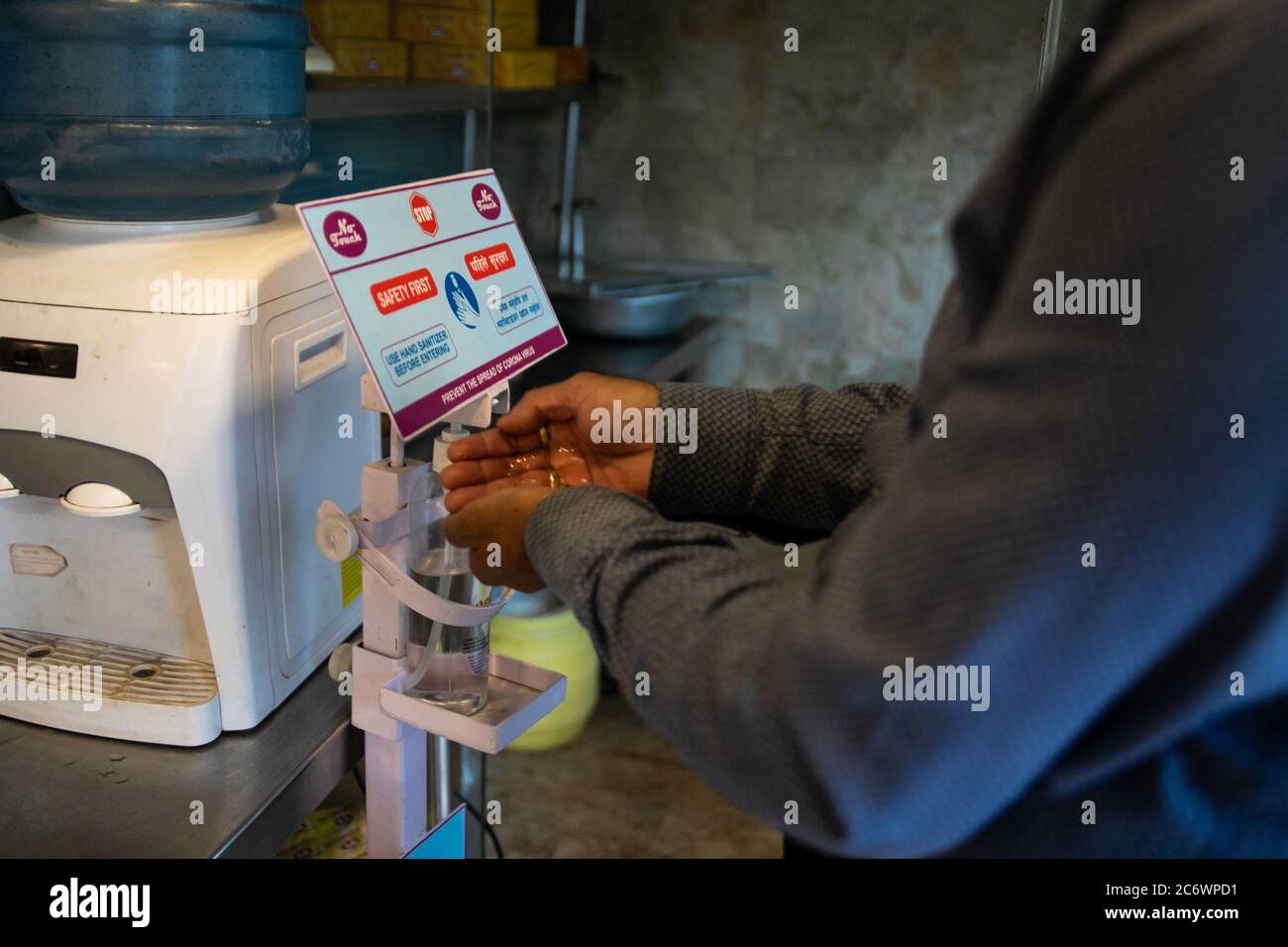 Exchanging items hi-res stock photography and images - Alamy