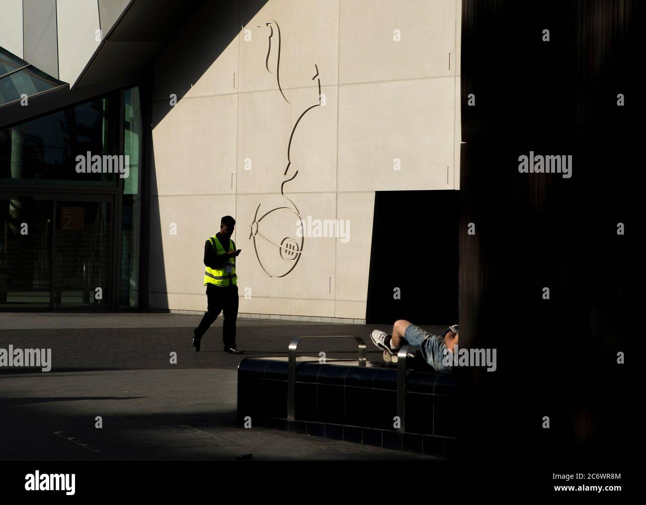 Tottenham hotspur stadium outside hi-res stock photography and images ...