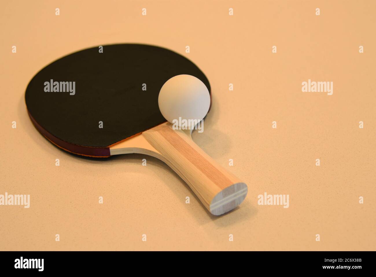 Ping pong paddle and ball Stock Photo - Alamy