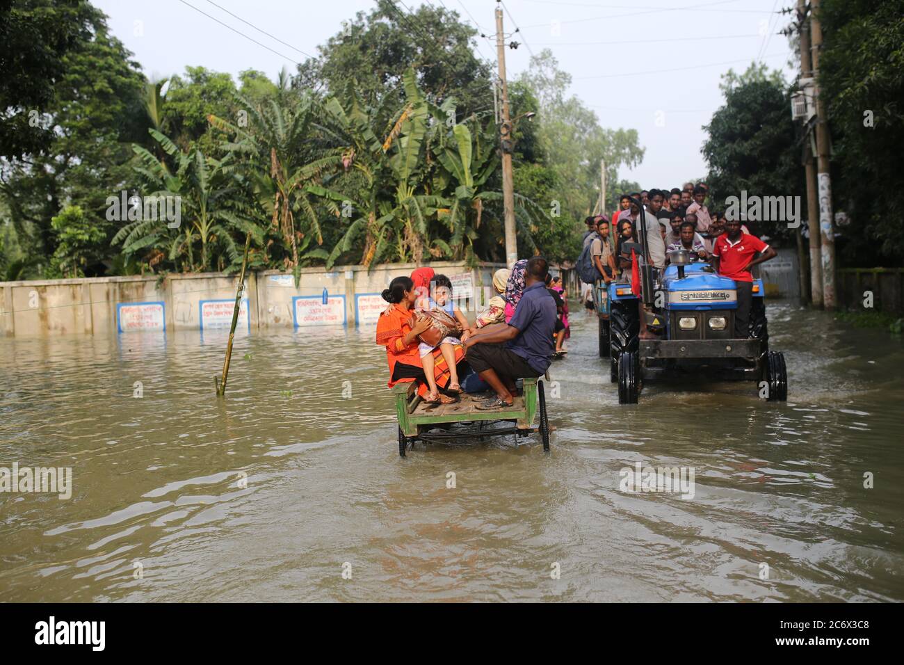 Flood affected people seen during the monsoon flood in Gaibandha, in ...