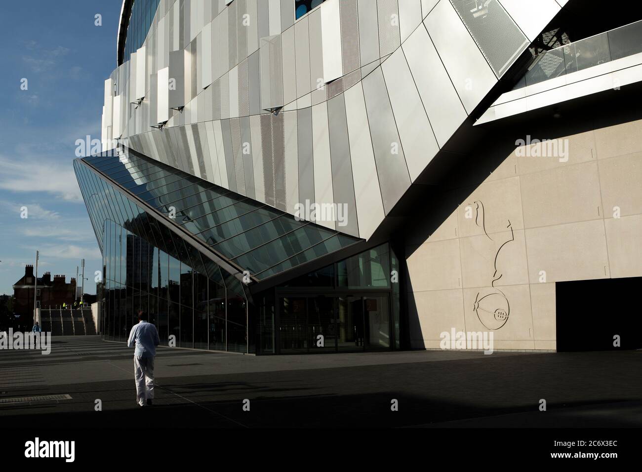 Tottenham hotspur stadium outside hi-res stock photography and images ...