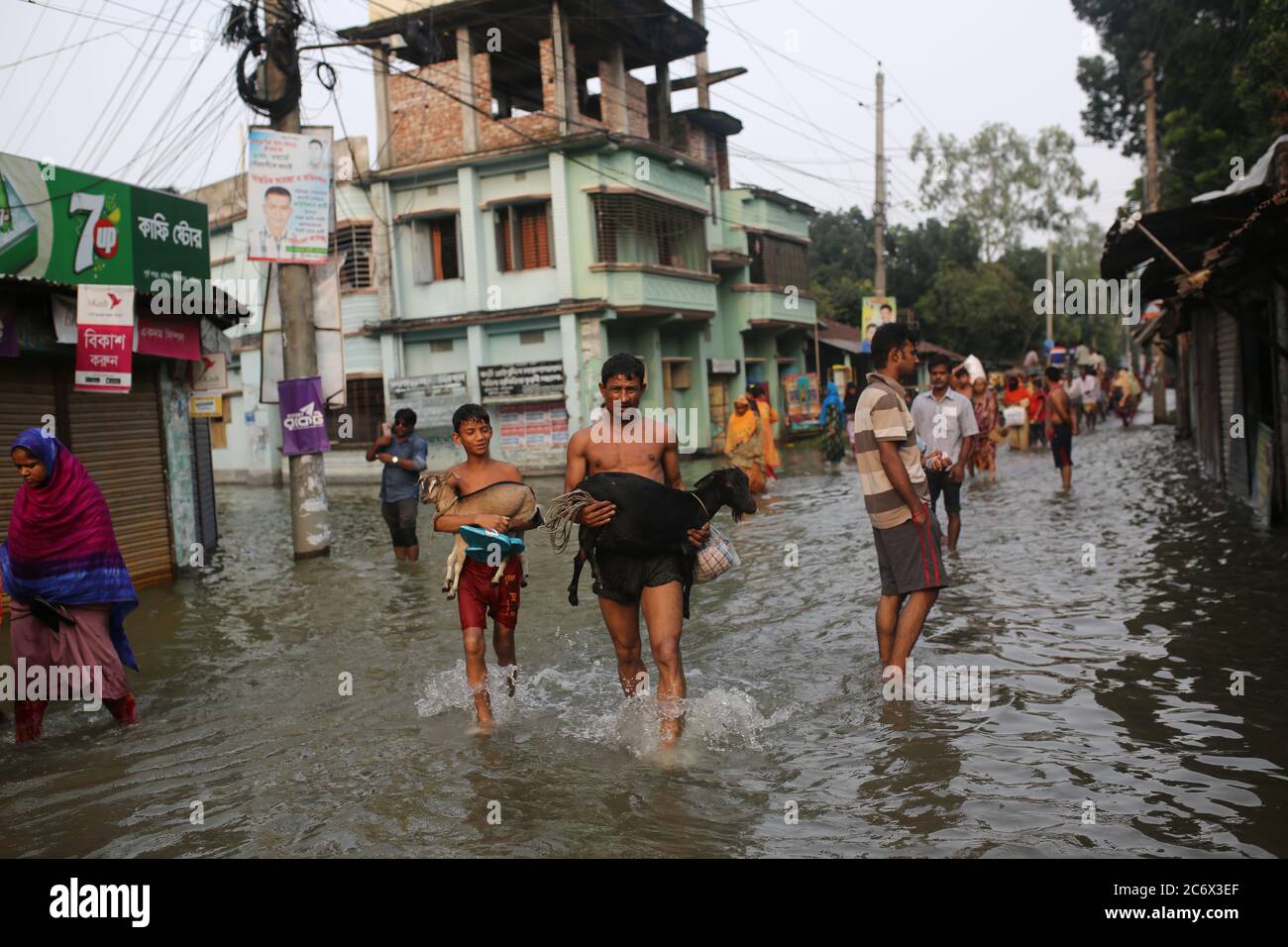Flood affected people seen during the monsoon flood in Gaibandha, in ...