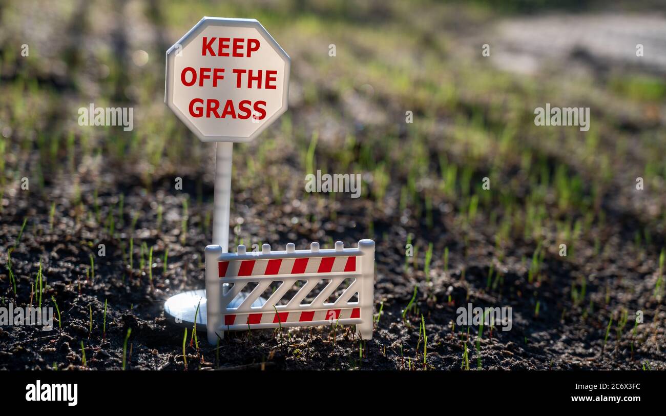 Please keep off lawn sign hi-res stock photography and images - Alamy