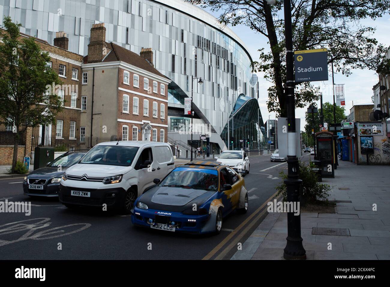 Tottenham hotspur stadium outside hi-res stock photography and images ...