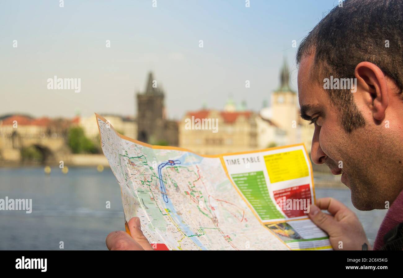 Tourist looking at a map hi-res stock photography and images - Alamy