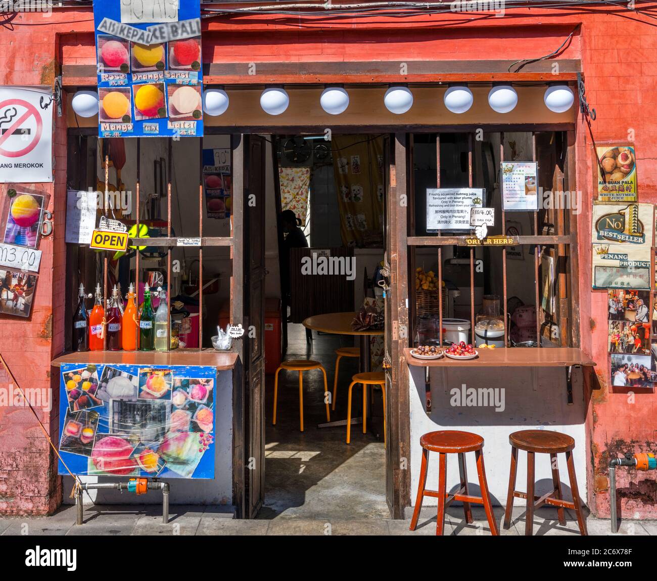 Old town storefront hi-res stock photography and images - Alamy