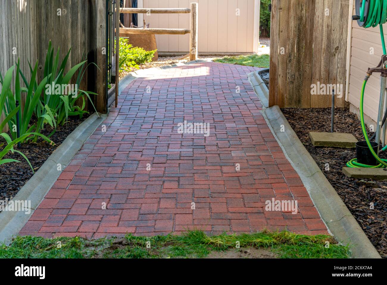 Red brick path hi-res stock photography and images - Alamy