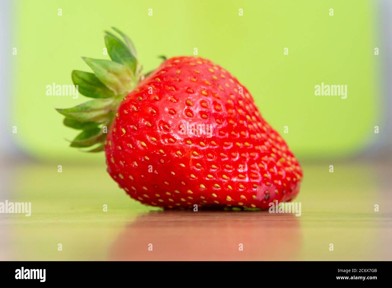 Single strawberry hi-res stock photography and images - Alamy