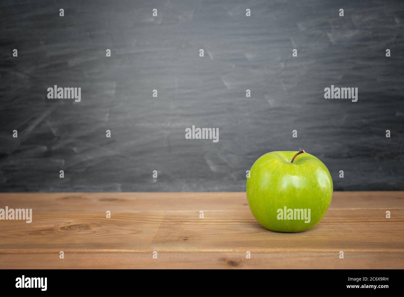 Green apple chalk wooden table hi-res stock photography and images - Alamy