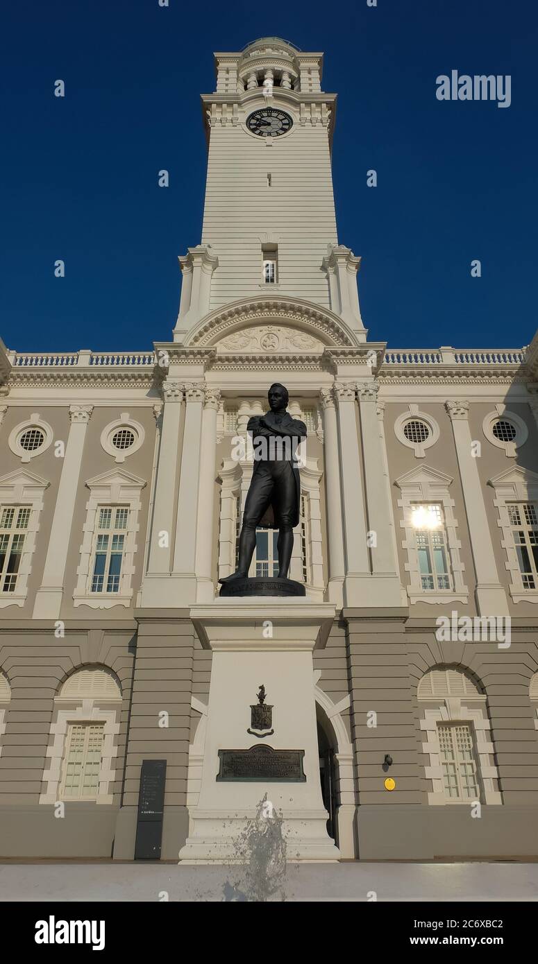 Statue of Sir Stamford Raffles and Victoria Theatre and Concert Hall, Singapore Stock Photo - Alamy