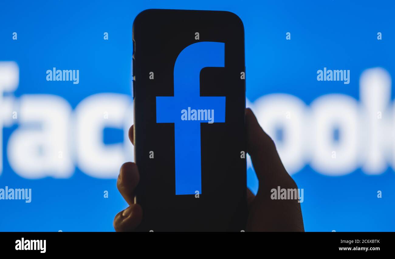Facebook logo on the smartphone screen in hand Stock Photo - Alamy