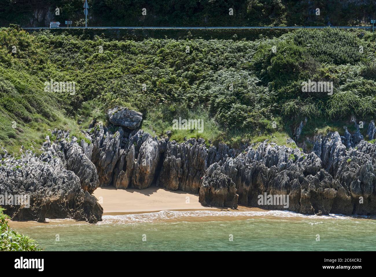 Small beach surrounded large rocks hi-res stock photography and images ...