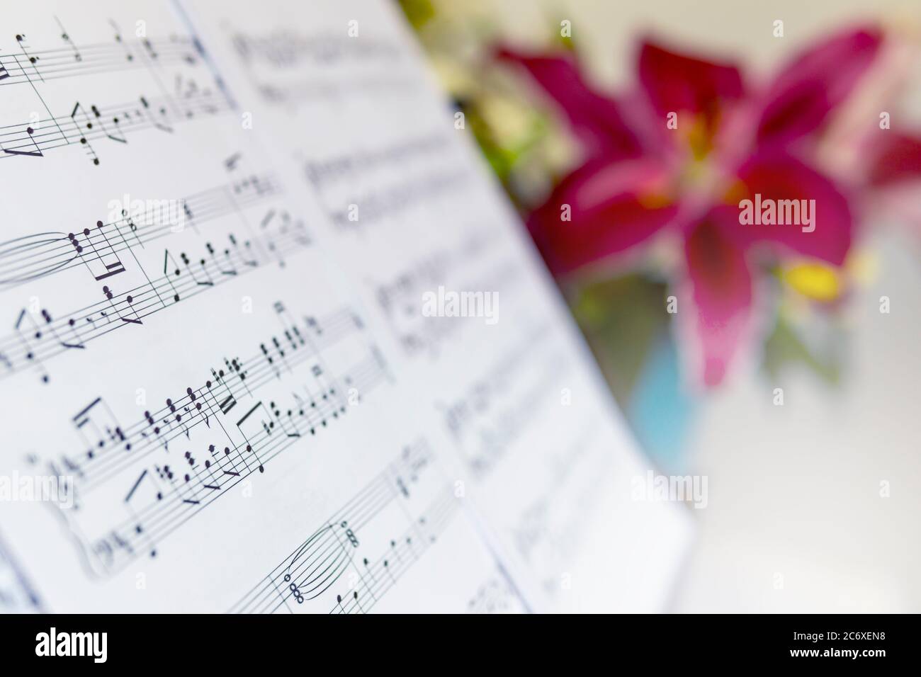 Classic violin music score hi-res stock photography and images - Alamy