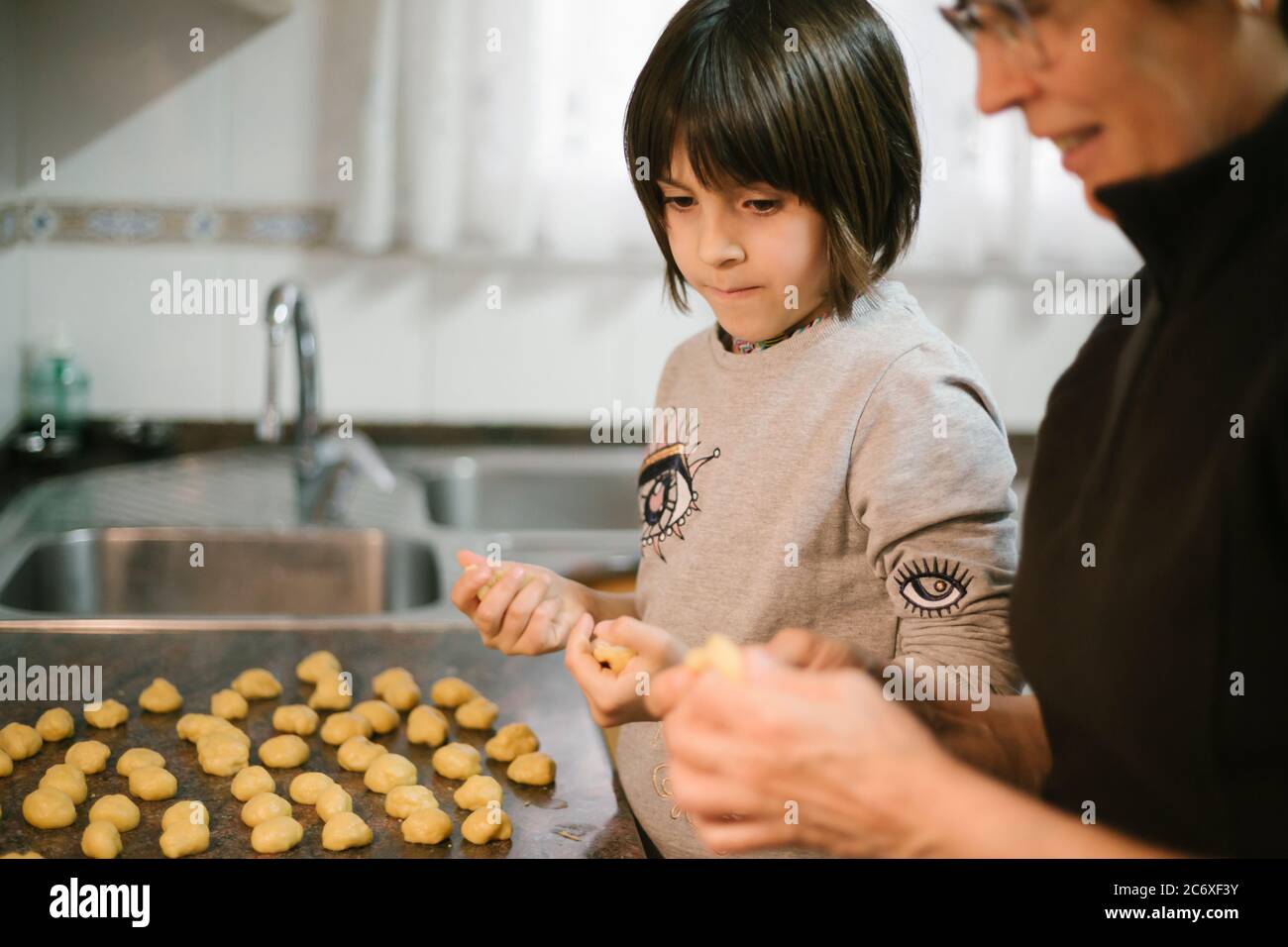 Granny baking cookies hi-res stock photography and images - Alamy