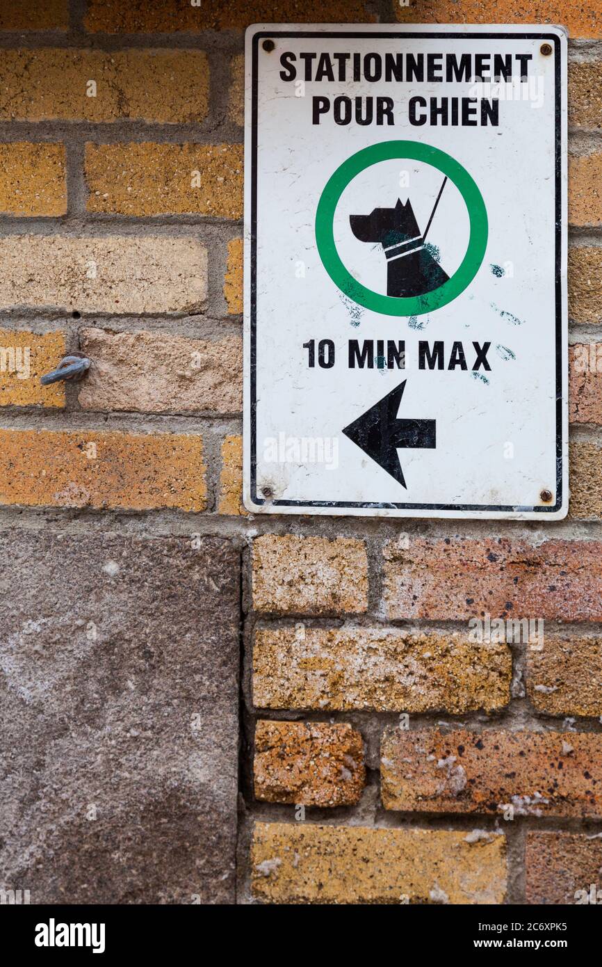 Sign in French indicating a place to tether your dog for a maximum of ...