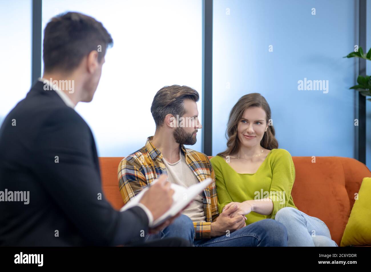 Family psychologist working with a young couple Stock Photo - Alamy