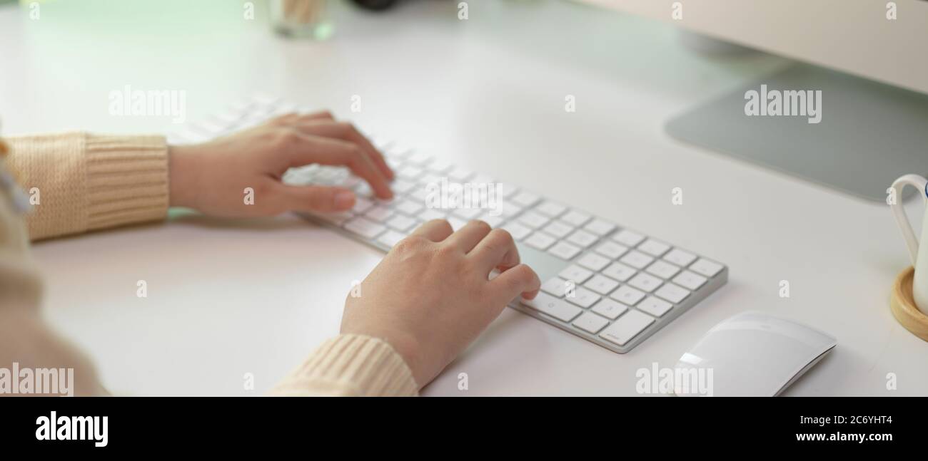 Employee typing hi-res stock photography and images - Alamy