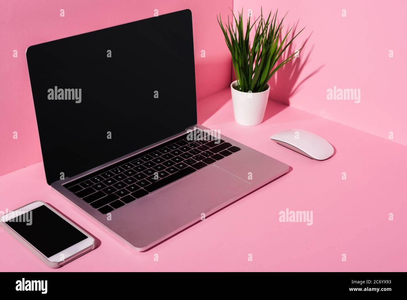 Pink workplace hi-res stock photography and images - Alamy