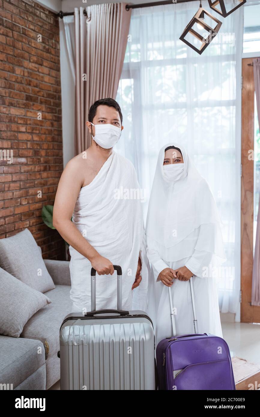 portrait of asian couple umrah. muslim hajj wearing white ihram Stock ...