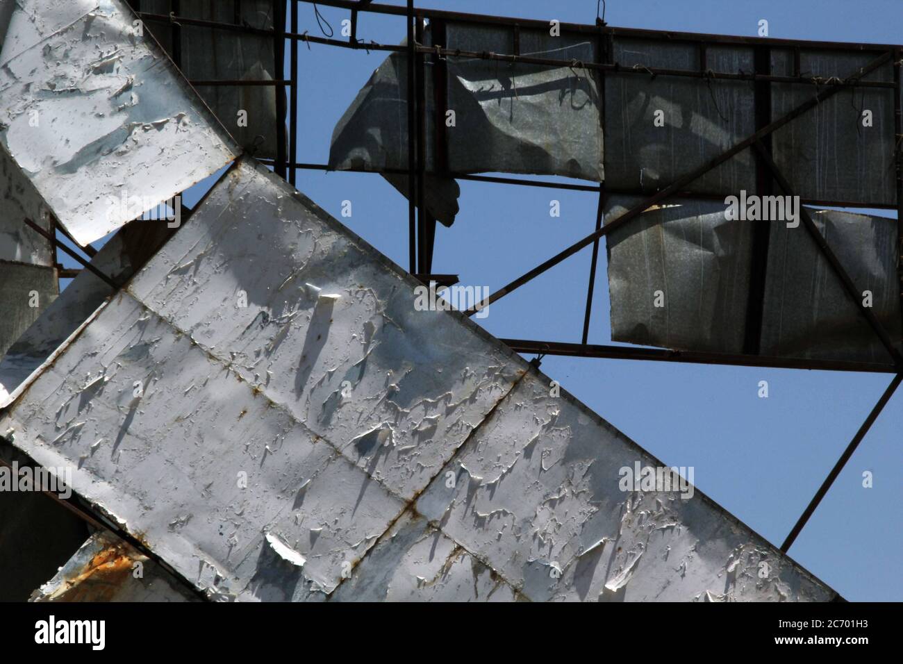 Broken signpost hi-res stock photography and images - Alamy
