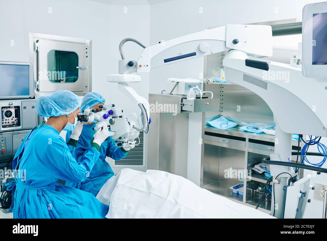 Anesthesiologist checking eye hi-res stock photography and images - Alamy