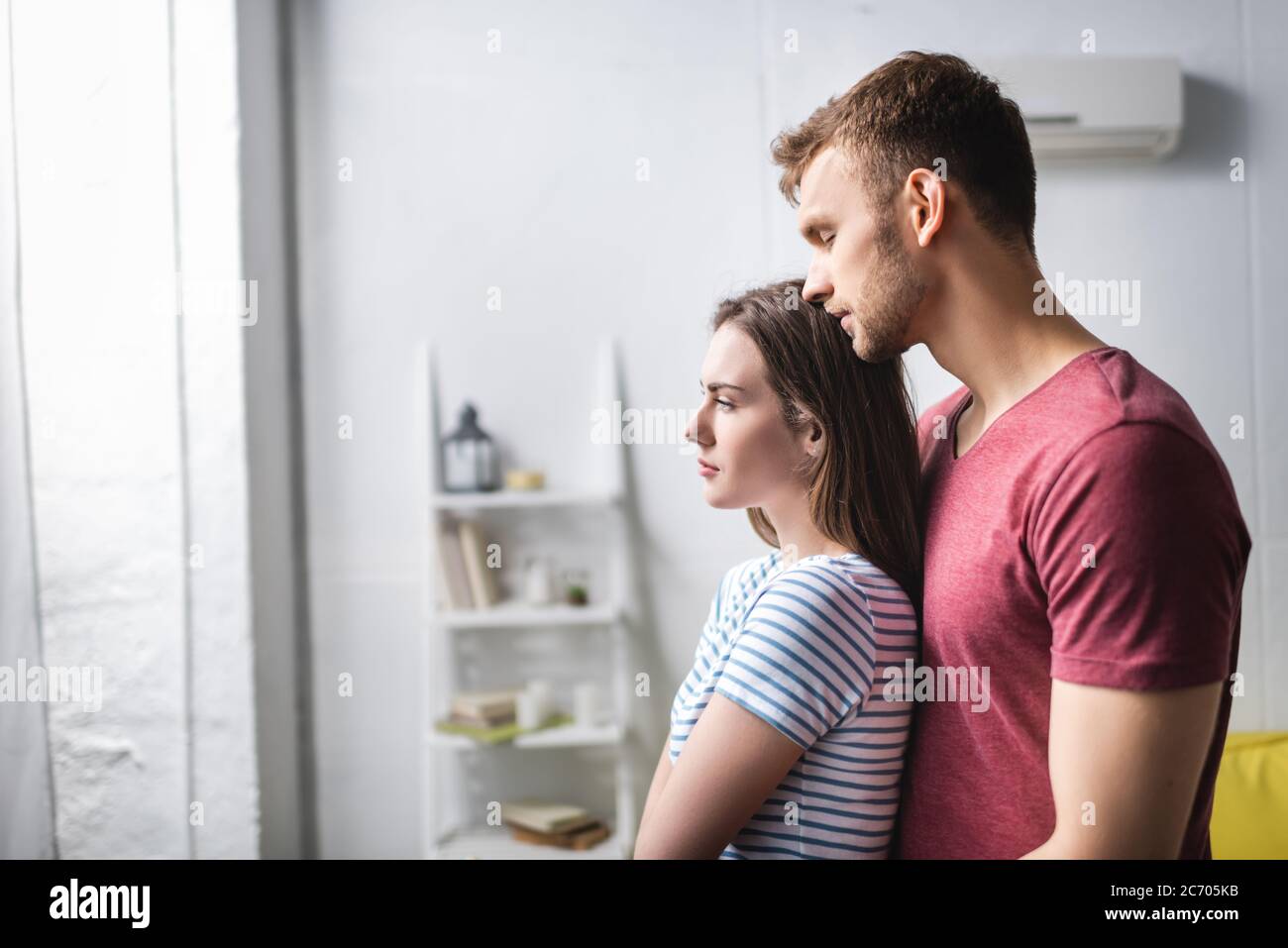 Sad couple embrace hi-res stock photography and images - Alamy
