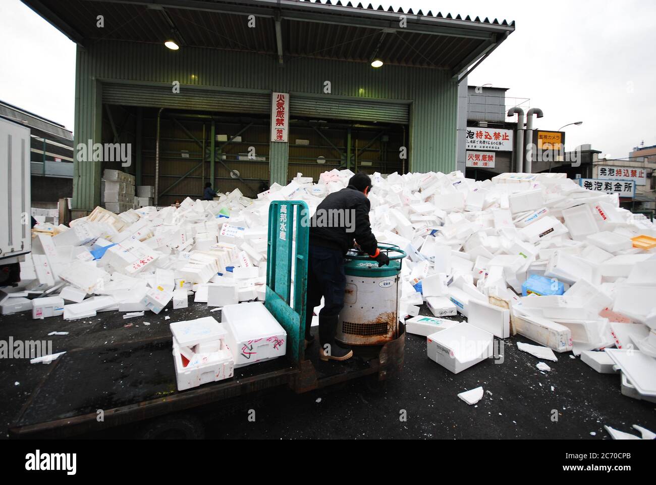 Styrofoam fish boxes hi-res stock photography and images - Alamy