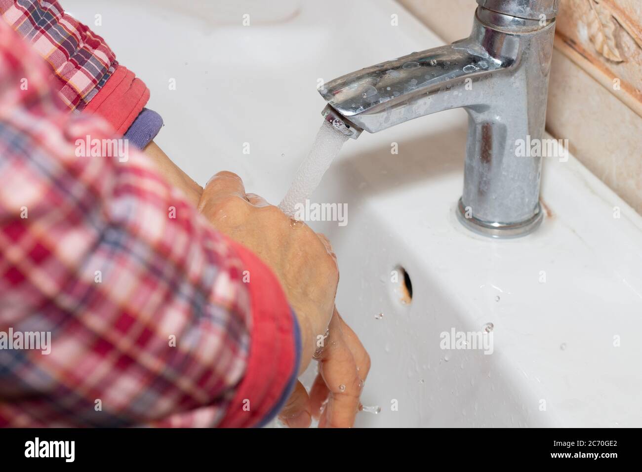 washing hands under faucet Stock Photo - Alamy