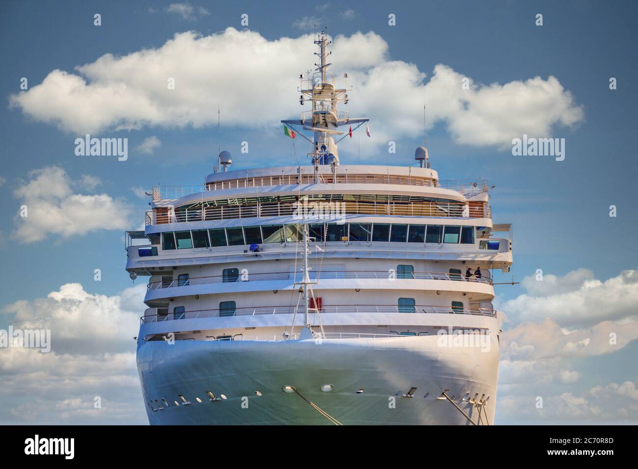 White Cruise Ship On Nice Sky From Front Stock Photo Alamy white-cruise-ship-on-nice-sky-from-front-stock-photo-alamy