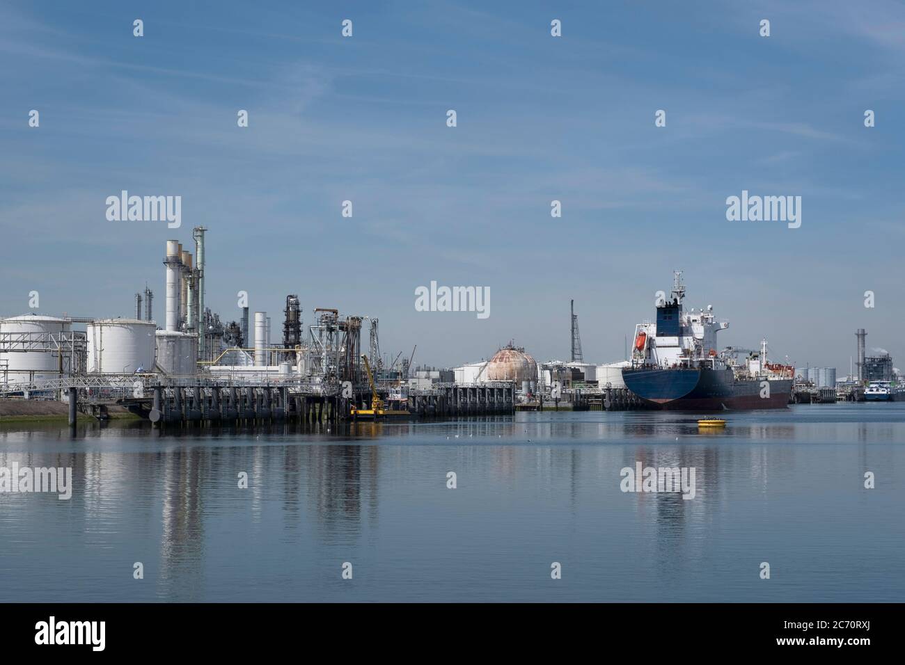 Oil And Gas Industry. Industrial. Ship carrying gas Stock Photo - Alamy