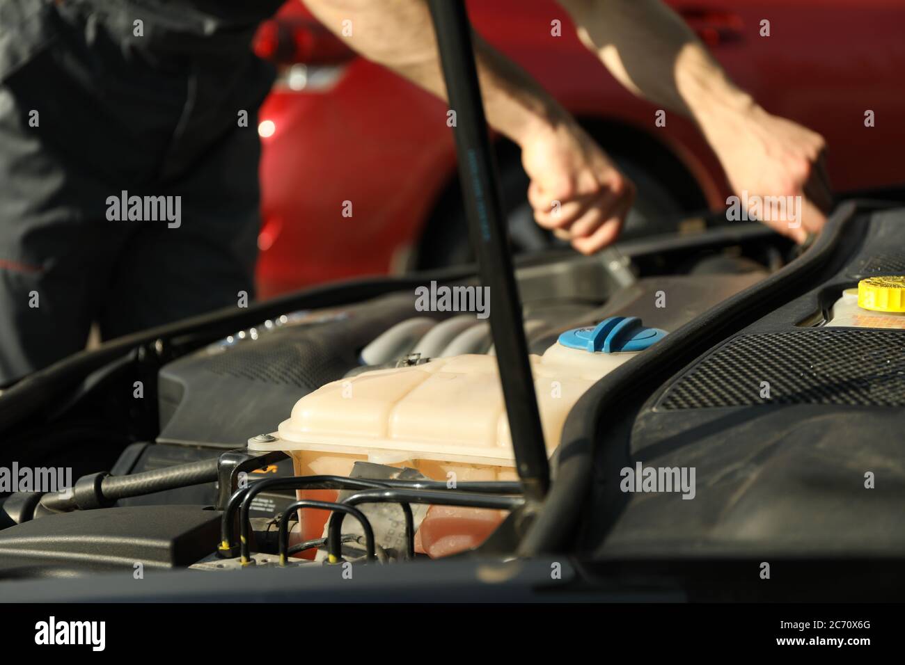 Man fixing his car hi-res stock photography and images - Alamy