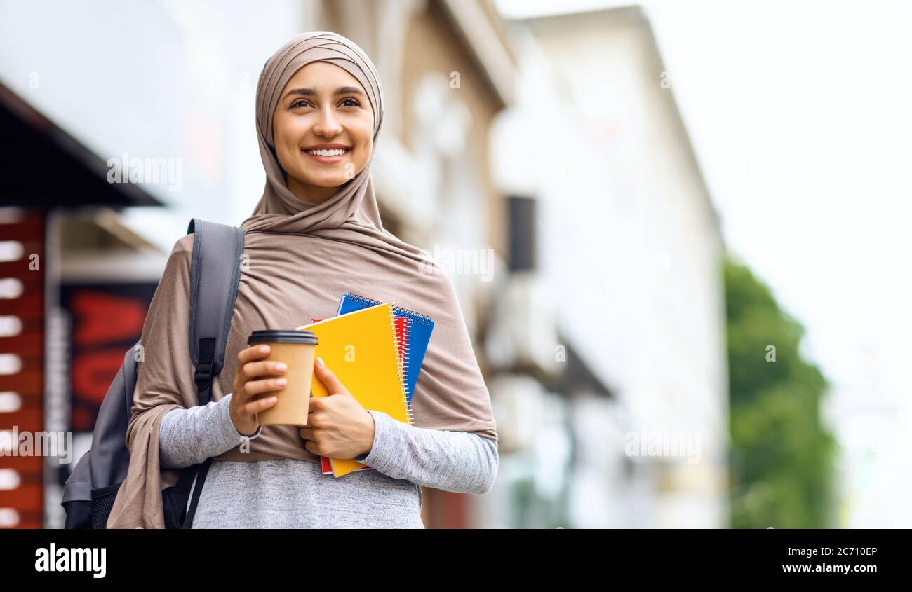 Pretty college girl going college hi-res stock photography and images ...