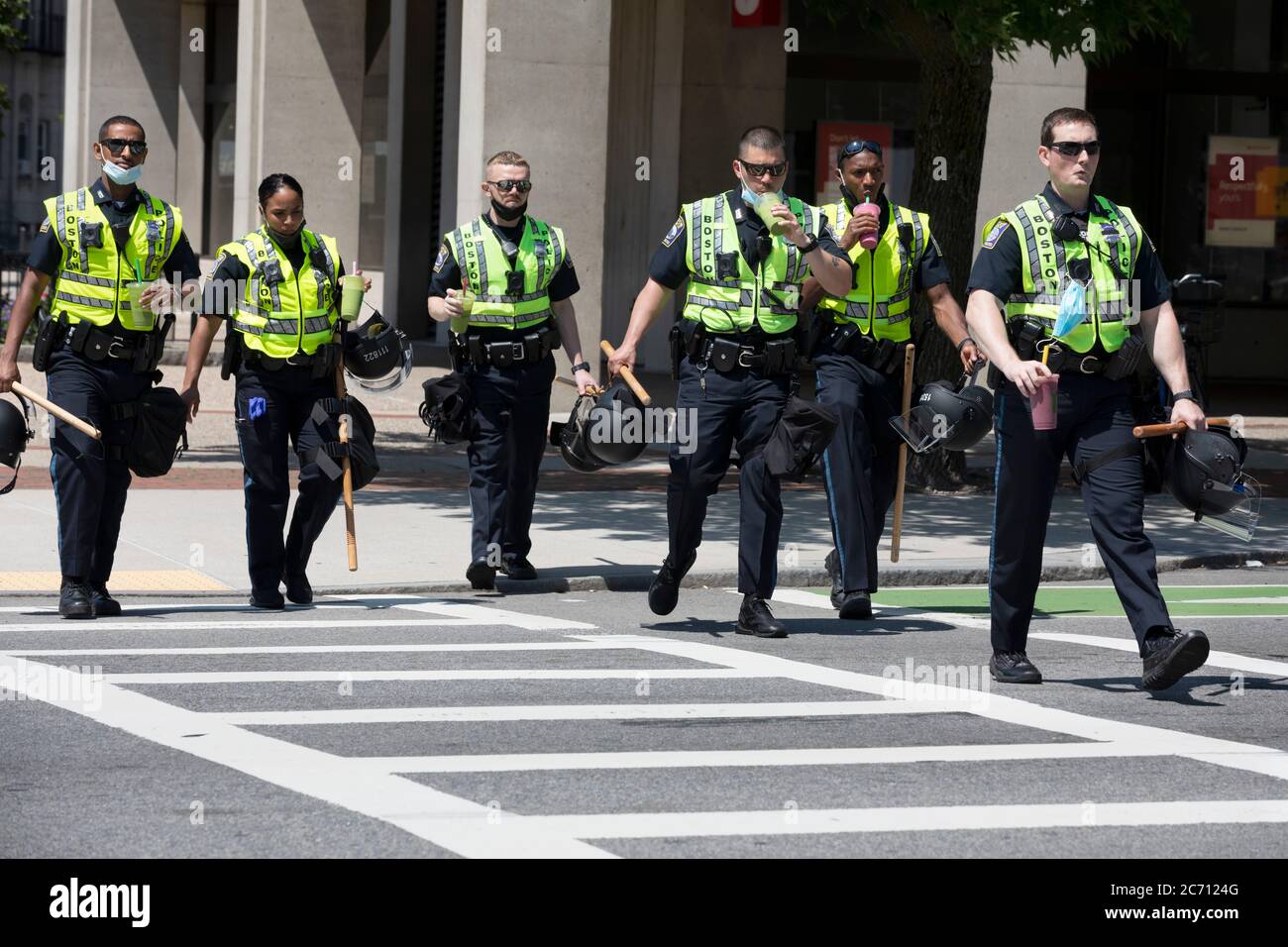 Police in riot gear hi-res stock photography and images - Alamy