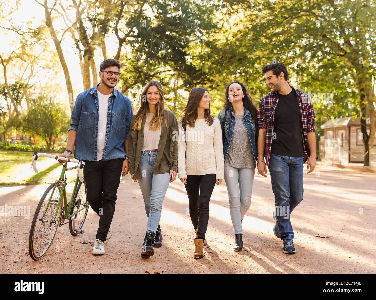 Students walking outside park hi-res stock photography and images - Alamy