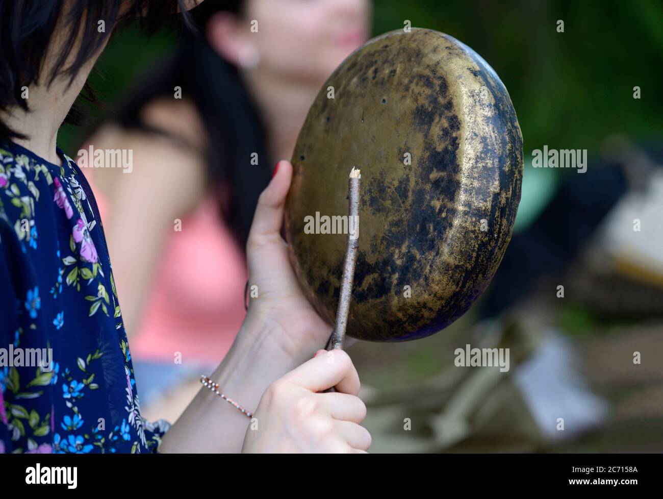 Gong player hi-res stock photography and images - Alamy