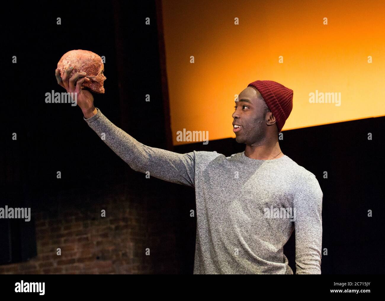 Black actor hamlet skull hi-res stock photography and images - Alamy