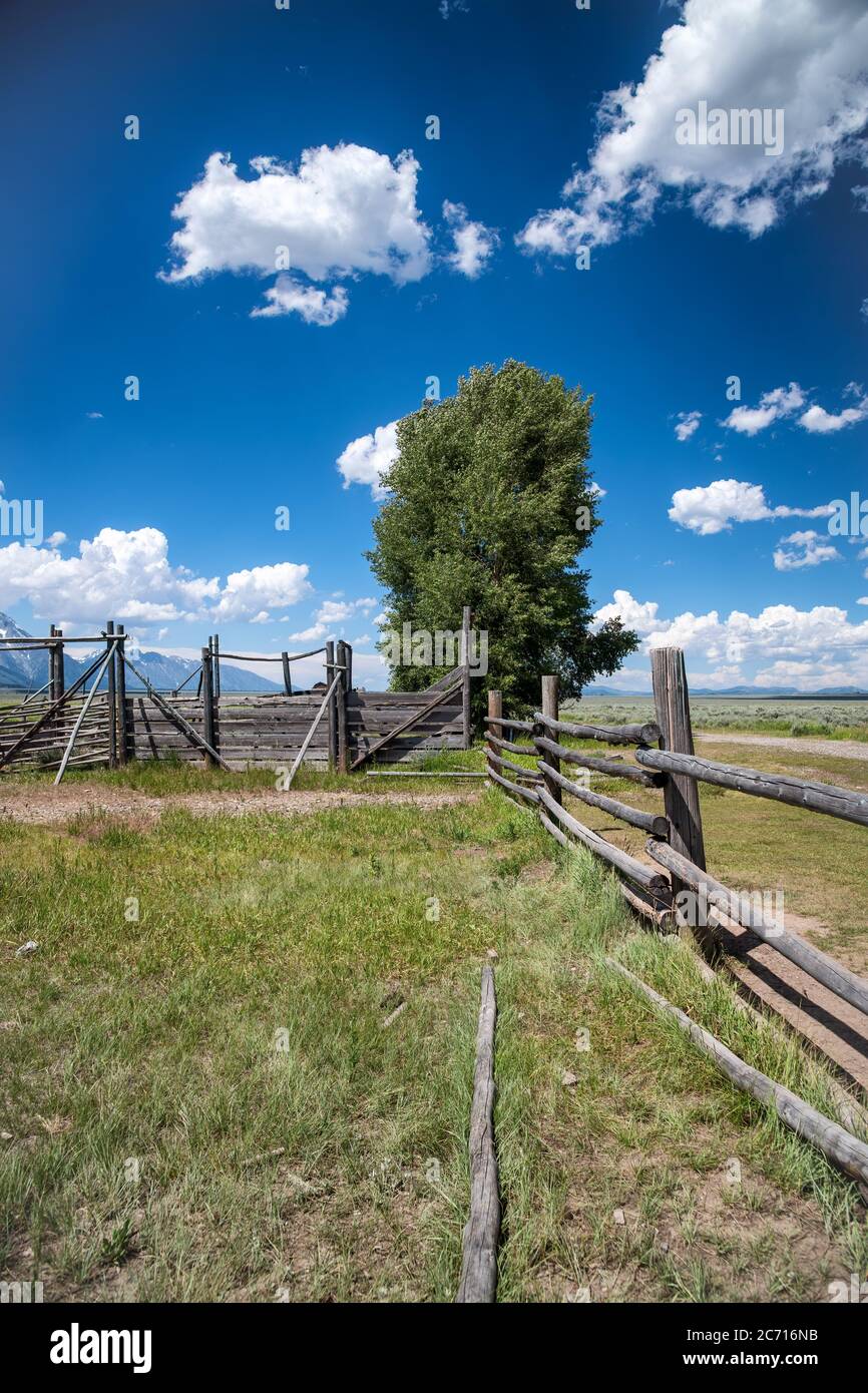 Ranch gate structure hi-res stock photography and images - Alamy