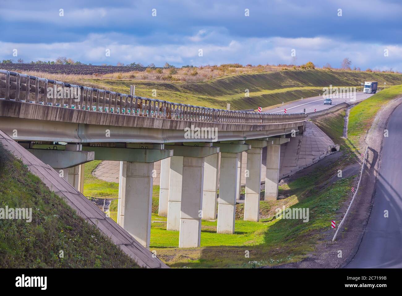 Bridge intersection cross highway hi-res stock photography and images ...