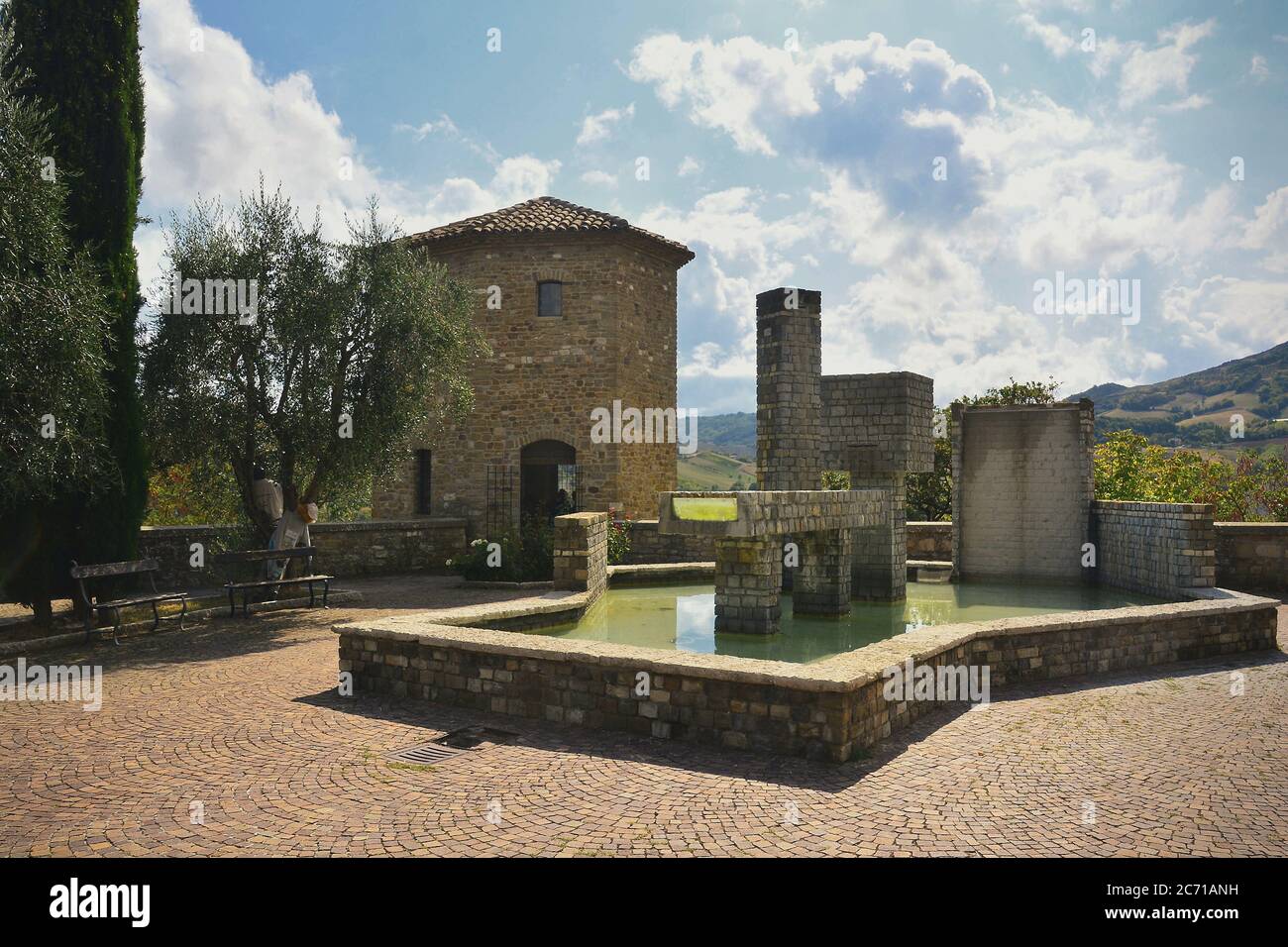 Frontino,Pesaro Urbino,Marche,Italia.Torrione della città e Fontana ...