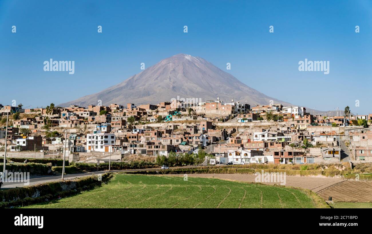 El Misti volcano above Arequipa on a sunny day, Peru Stock Photo - Alamy