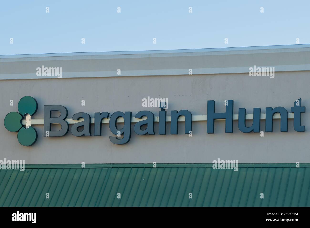 Outside sign for Bargain Hunt discount retail store Stock Photo - Alamy