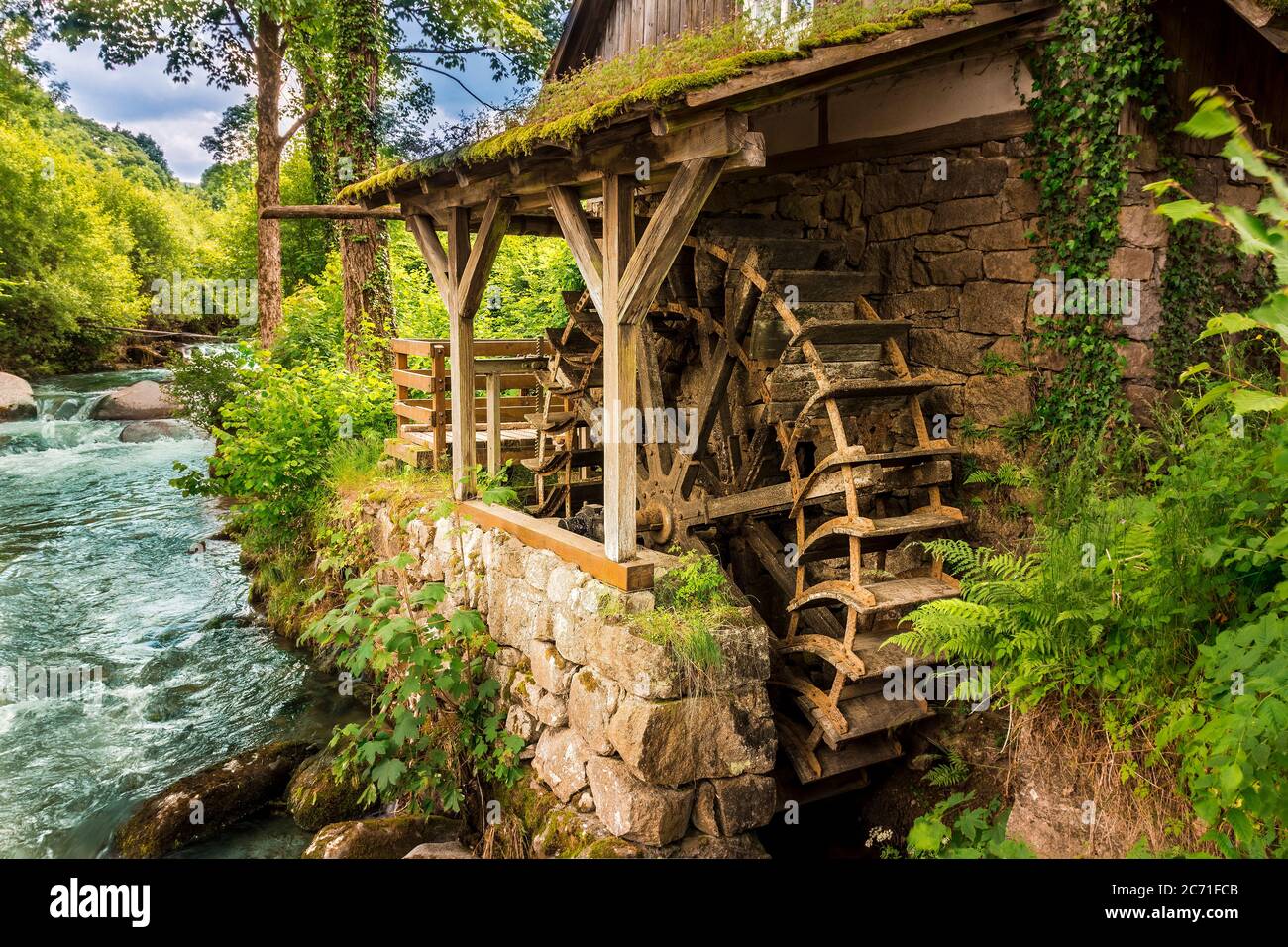 Old fashioned water wheel hi-res stock photography and images - Alamy