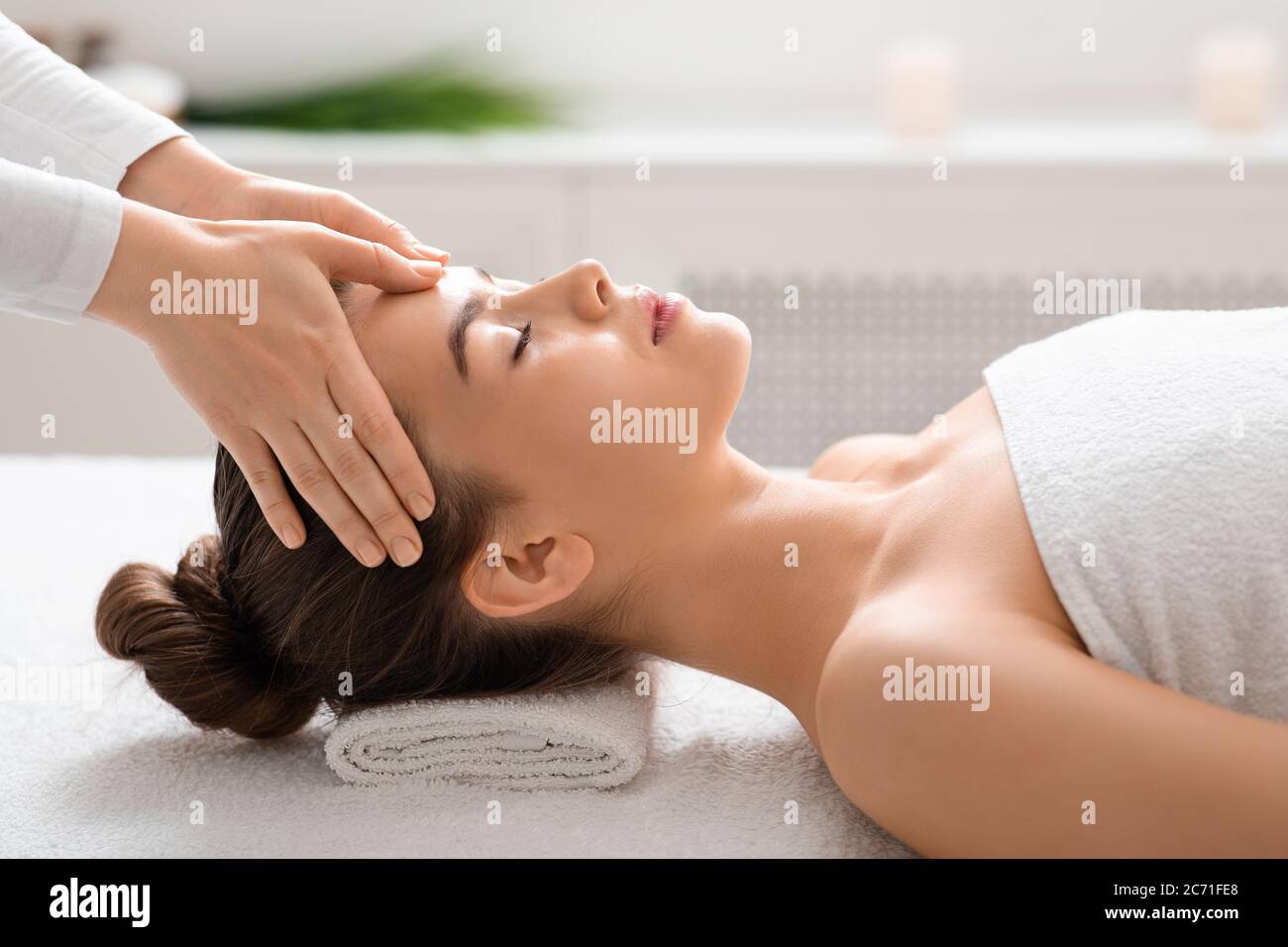 Young woman getting relaxing head massage at spa Stock Photo - Alamy