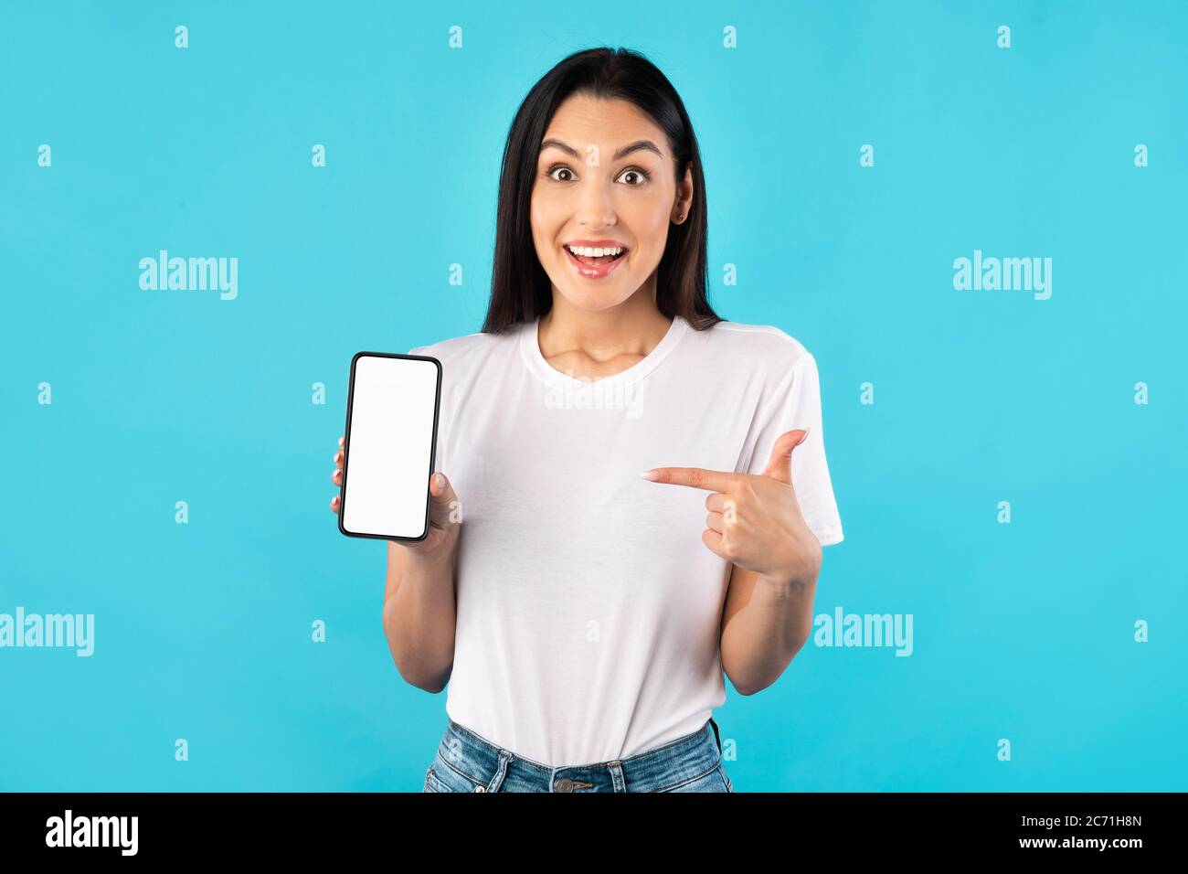 Girl showing white blank cell phone screen Stock Photo - Alamy