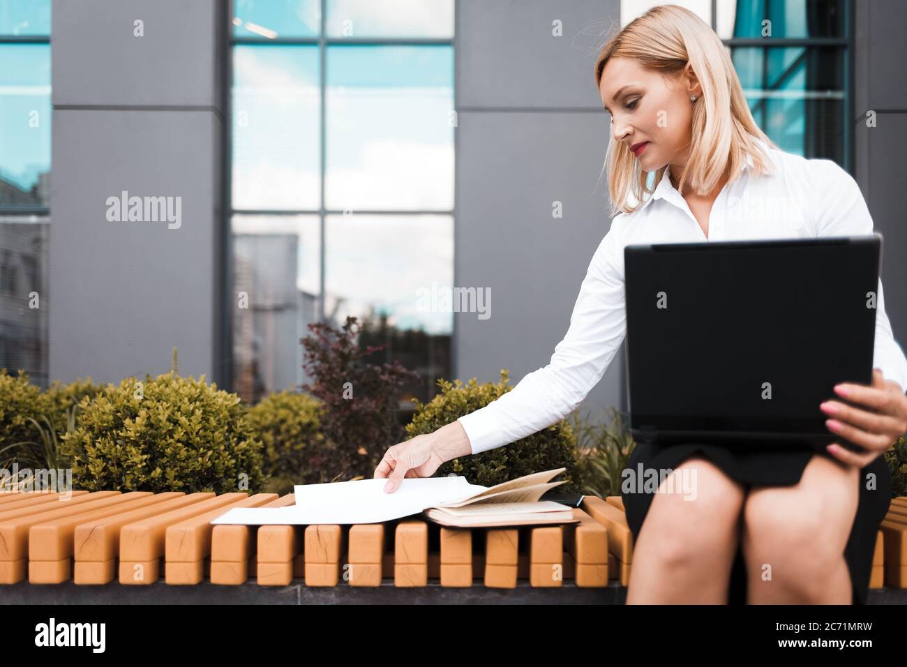 Office worker working on a laptop outdoor Stock Photo - Alamy