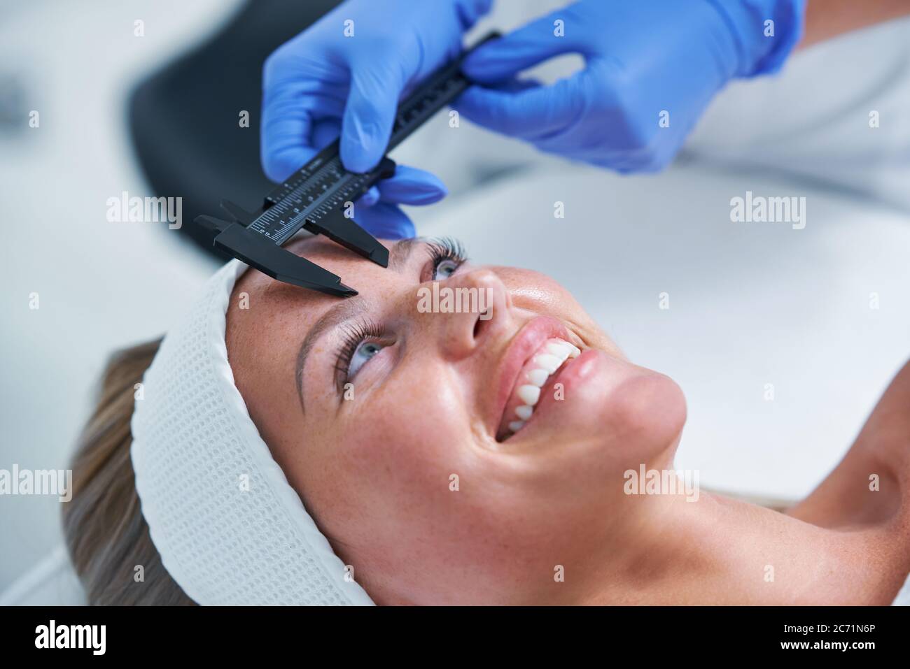 Adult woman in beauty salon undergoing henna treatment Stock Photo - Alamy