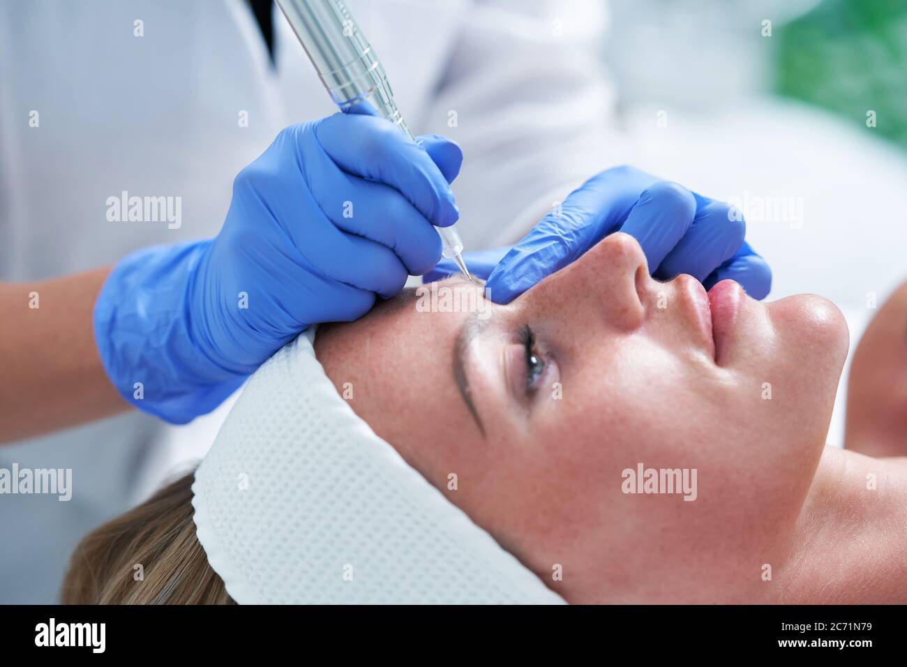 Adult woman in beauty salon undergoing henna treatment Stock Photo - Alamy